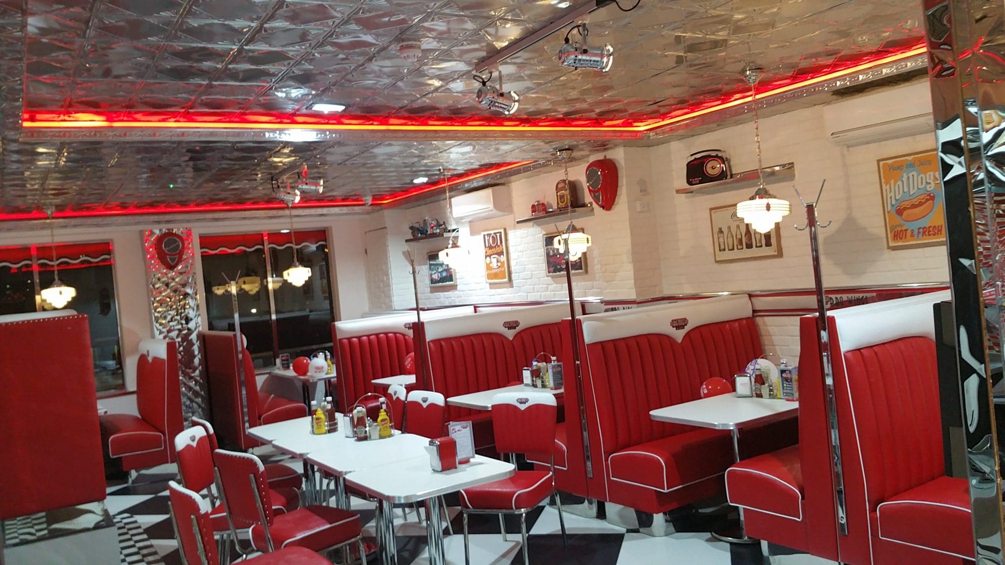 Big Moe's Diner - London London - HMC Certified Halal Food Gastronomy